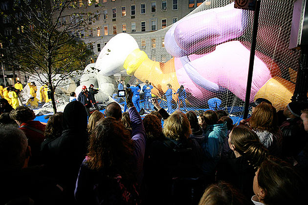 Mickey, Spidey, Snoopy: Thanksgiving Balloon Inflation 2009 - Gothamist