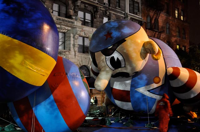 Mickey, Spidey, Snoopy: Thanksgiving Balloon Inflation 2009 - Gothamist