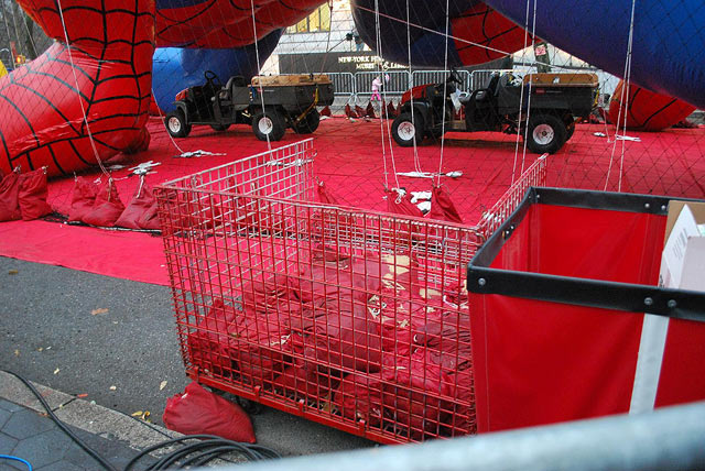 Mickey, Spidey, Snoopy: Thanksgiving Balloon Inflation 2009 - Gothamist