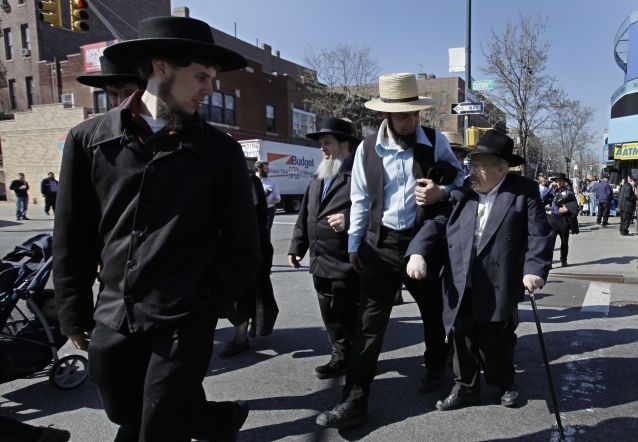 Amish Enjoy Hasidic Walking Tour of Crown Heights - Gothamist