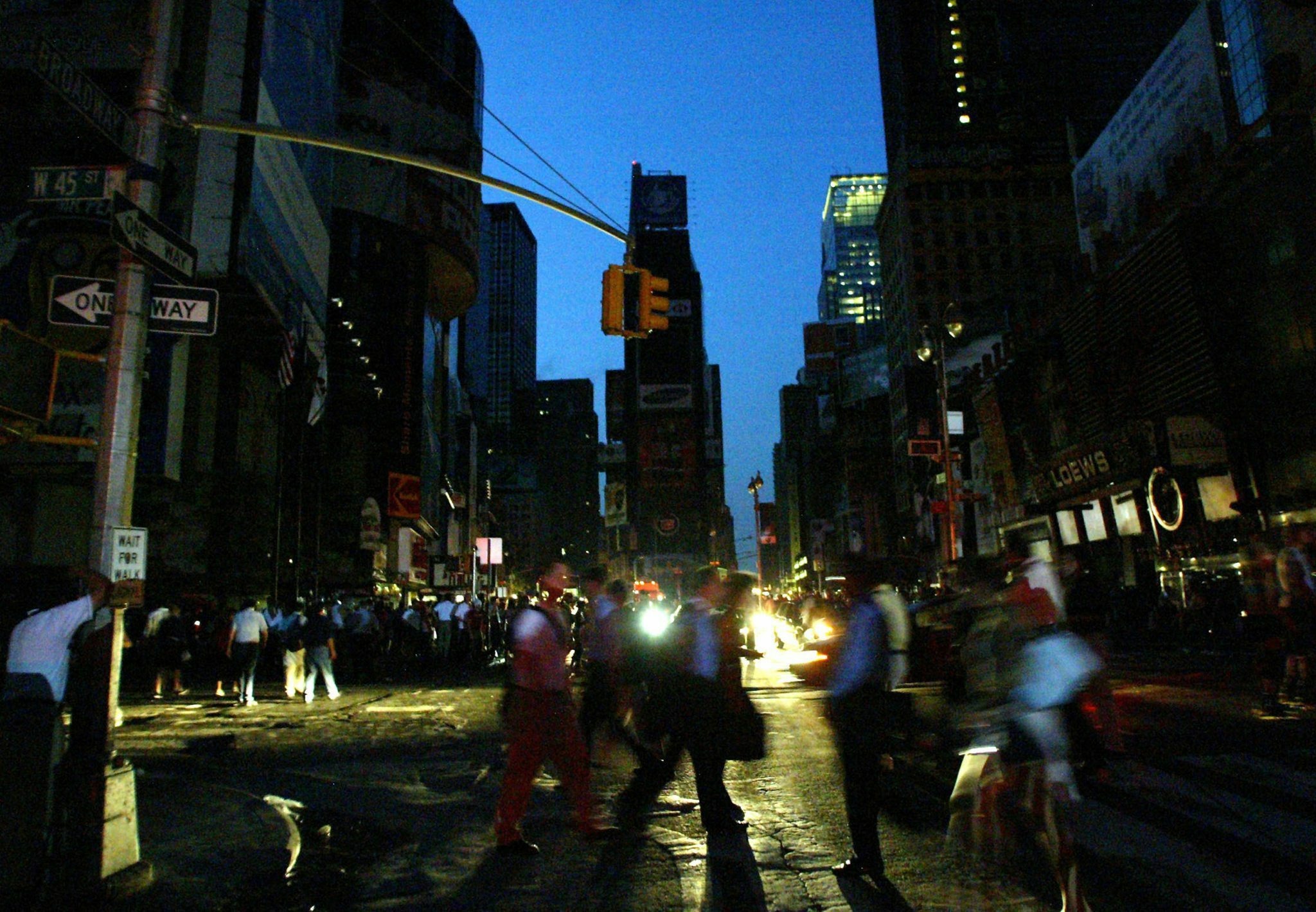 Photos: This Was New York City During The Massive 2003 Blackout - Gothamist